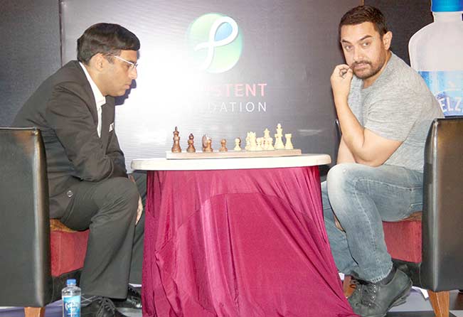 Aamir Khan plays chess with champion Vishwanathan Anand - Latest News ...