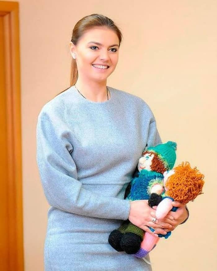 क्या आप जानते हैं Vladimir Putin की गर्लफ्रेंड की सैलरी, Alina Kabaeva ...