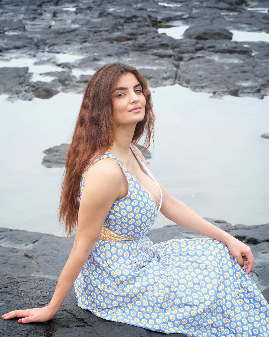 Tridha Choudhury के बाद अब इस एक्ट्रेस की साड़ी पिक्स हुईं वायरल