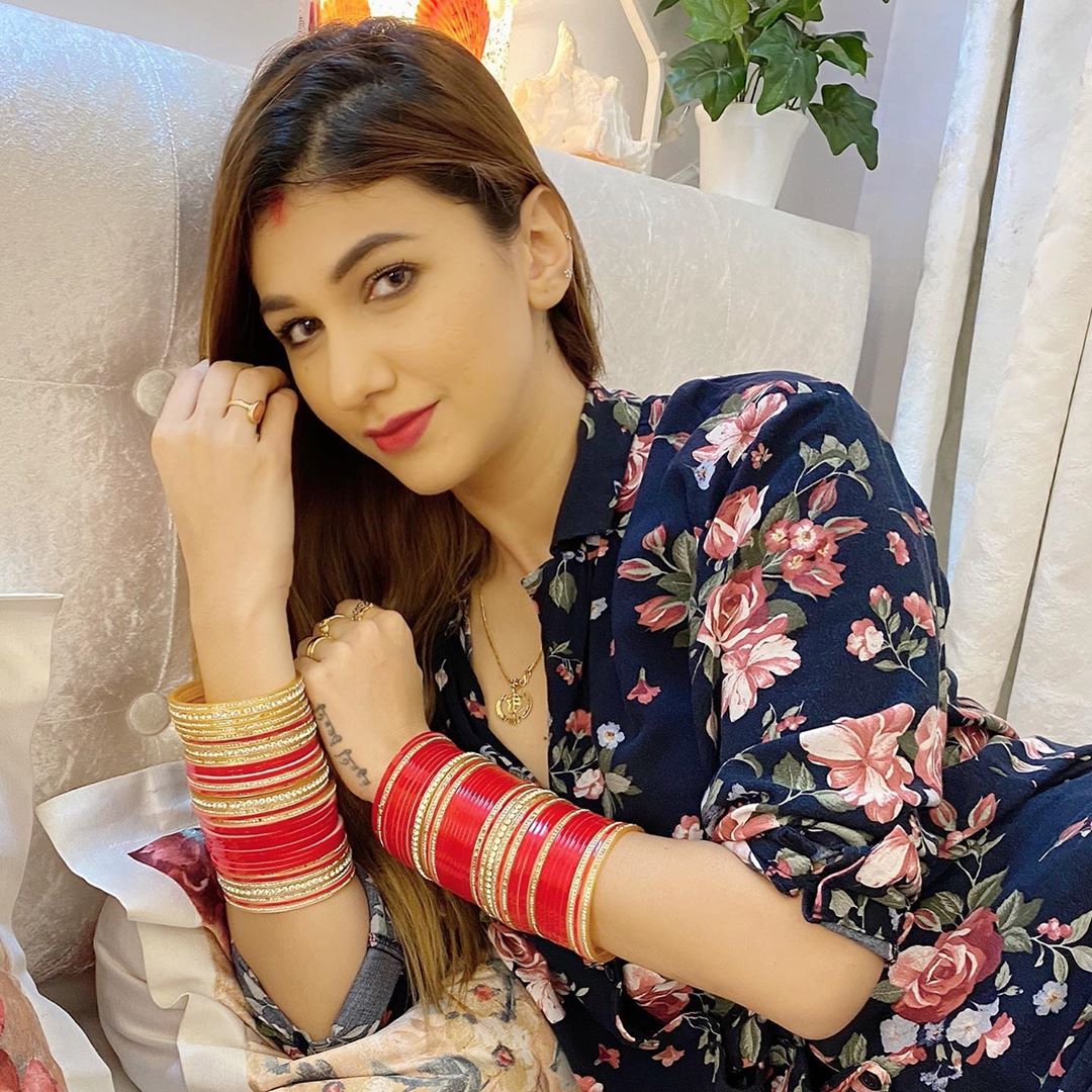 Bigg Boss 12 Contestant: ब्राइडल लुक में नजर आईं जसलीन मथारू, पार्टनर ...
