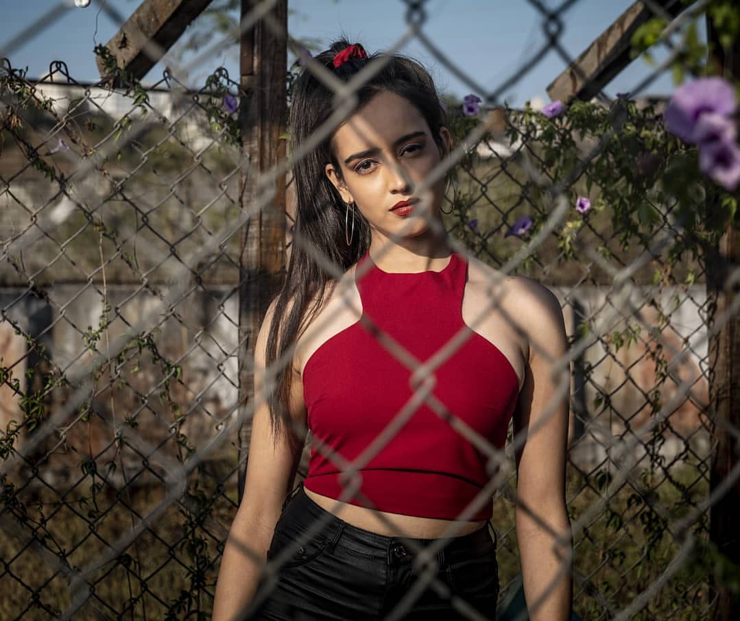 इंदौर की यह लड़की बन गई है इंटरनेट सेंसेशन, हर तस्वीर सेट कर रही है ...