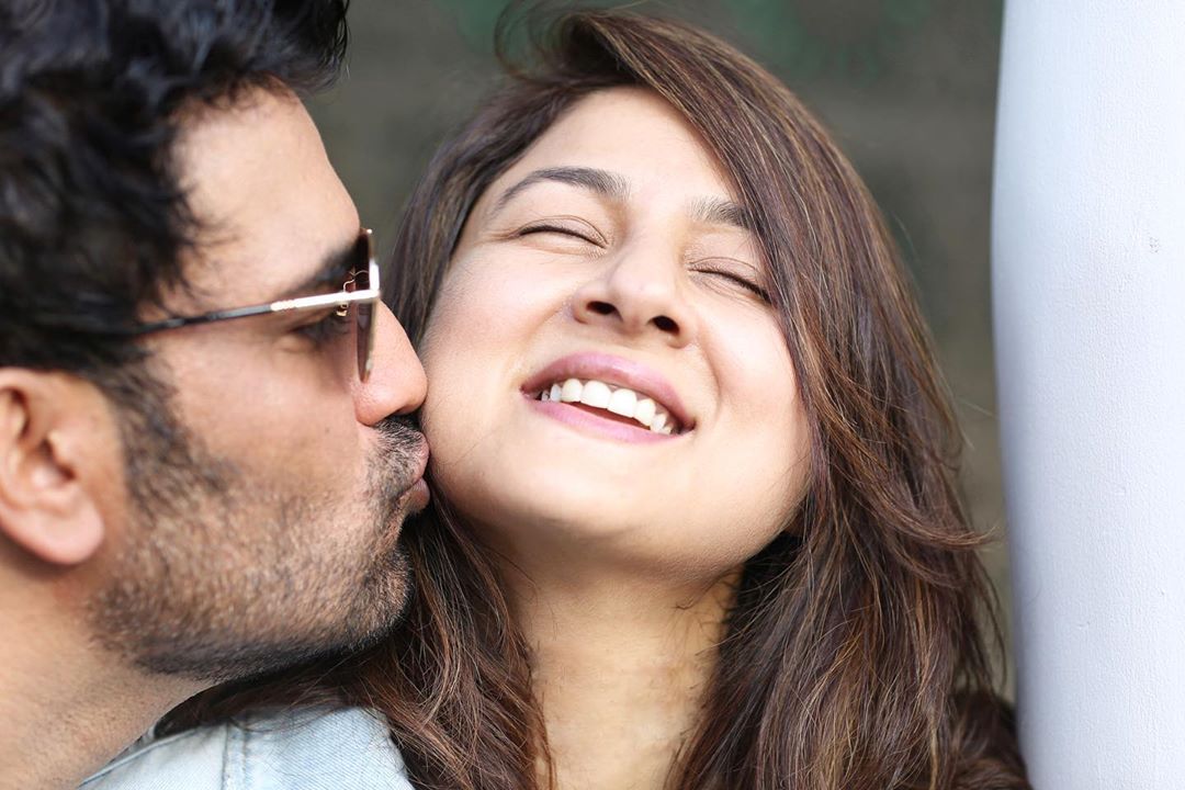 खुल्लम-खुल्ला प्यार: अपनी क्यूट पार्टनर संग कुछ ऐसे रोमांस करते हैं ...