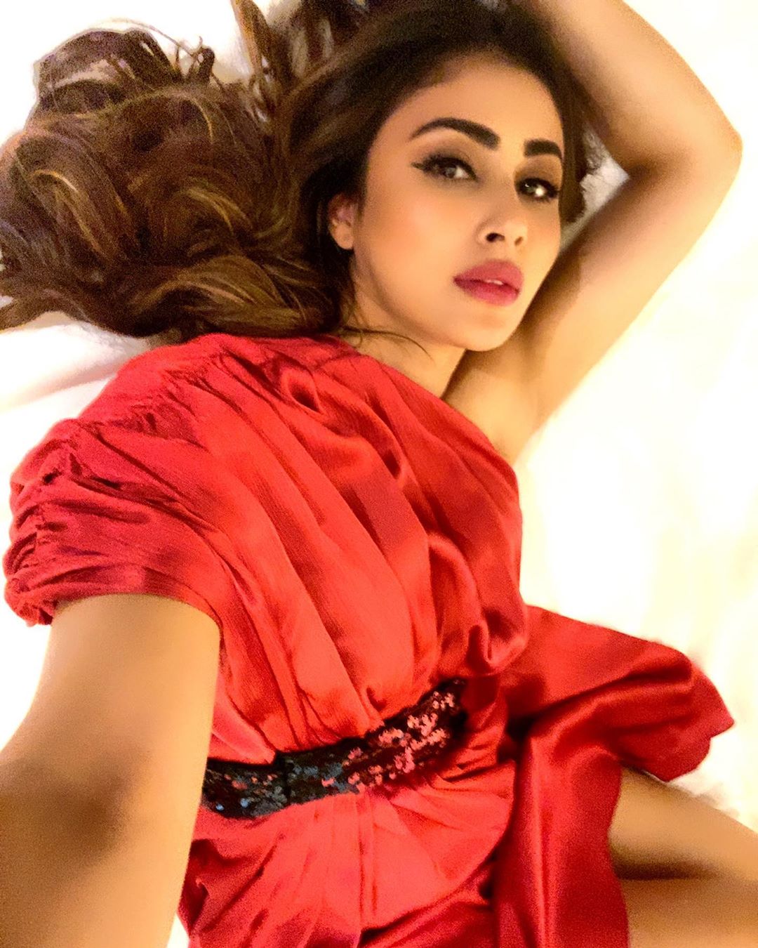 श्री लंका में अपनी अदाओं से इस बंगाली बाला ने फैन्स को किया Hypnotize, फोटोज देख आप भी कहेंगे WOW