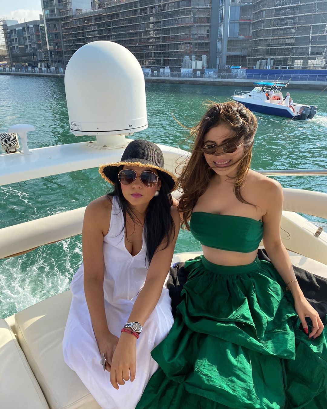 क्रूज पर चढ़कर मौनी रॉय ने मनाया नए साल का जश्न, दोस्तों के साथ किया ...