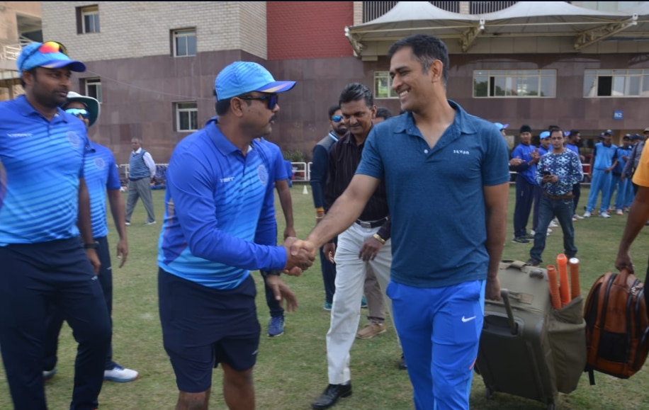 झारखंड रणजी टीम के साथ अभ्यास करने पहुंचे महेंद्र सिंह धोनी