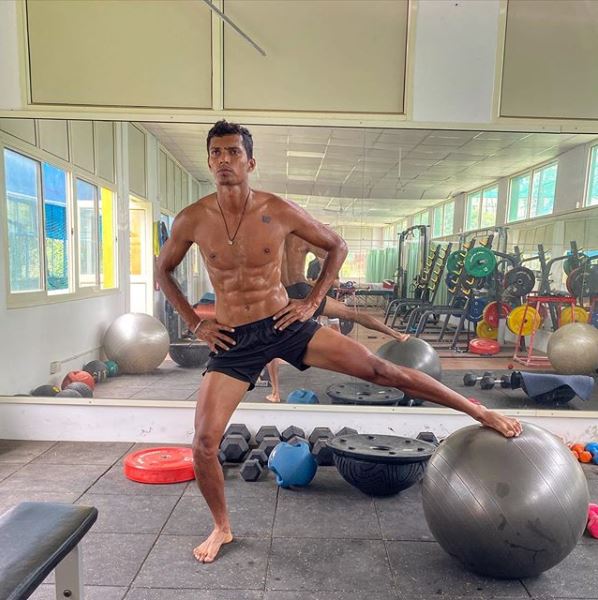 शर्टलेस हुआ टीम इंडिया का ये पेसर, कमेंट करने से खुद को नहीं रोक पाए ...