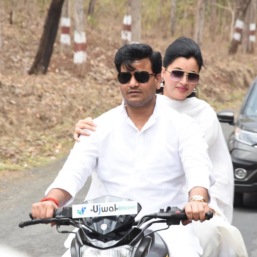 MLA पति के साथ बाइक पर घूमती दिखती हैं ये सांसद, कोरोना को लेकर कर रही ...