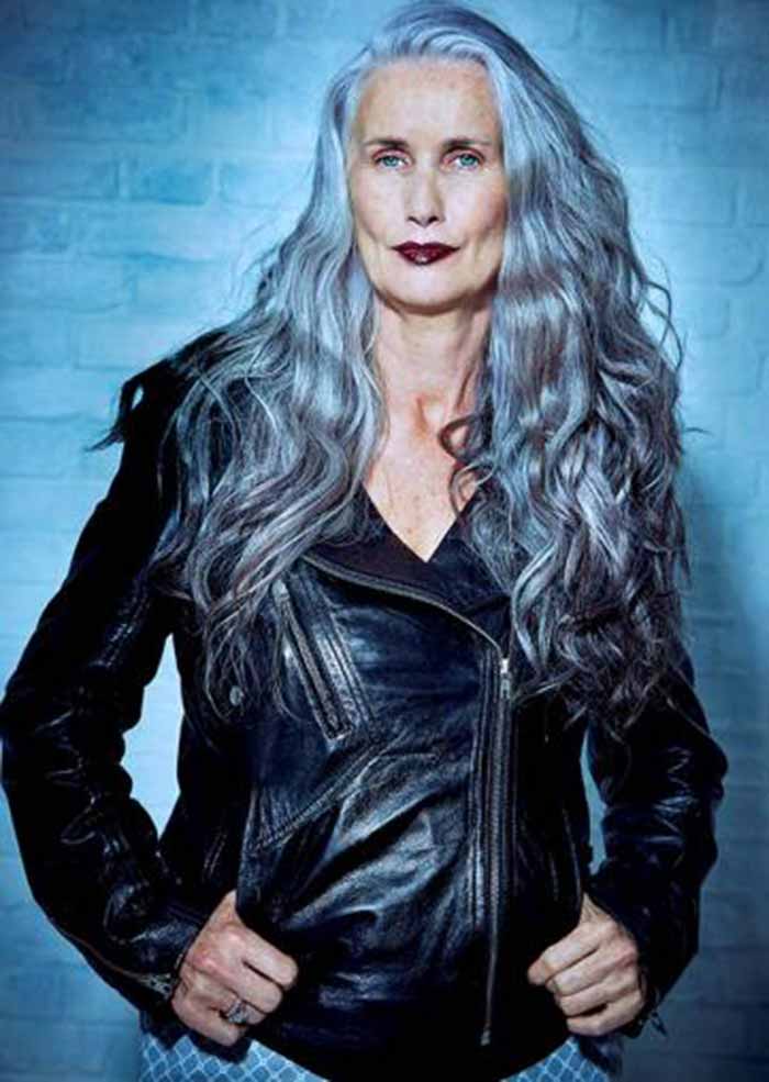 oldest ever model is posing for sports illustrated swimsuit issue ...