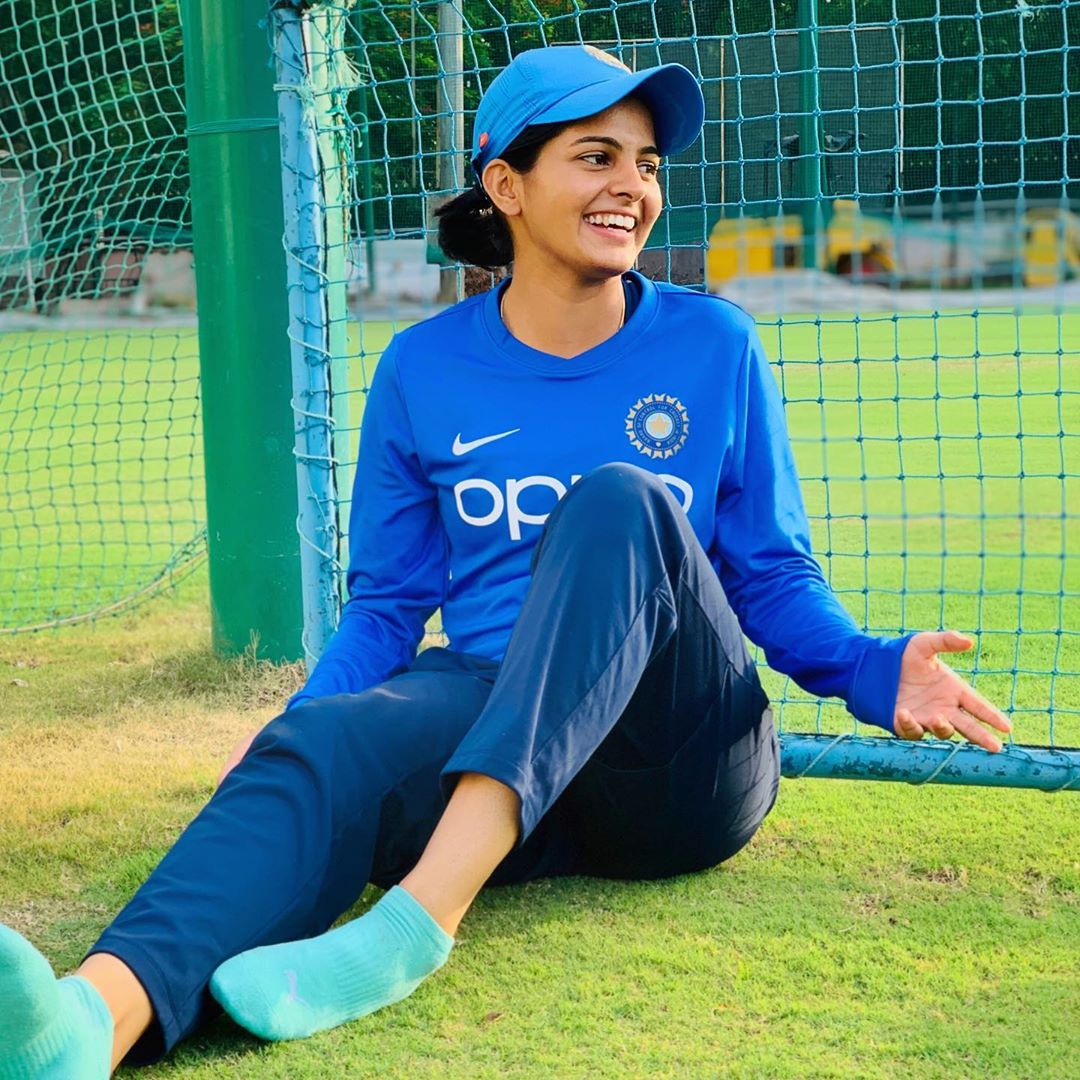 नई नेशनल क्रश हैं ये क्रिकेटर, ग्राउंड पर छक्के-चौकों के साथ इनकी कातिल ...
