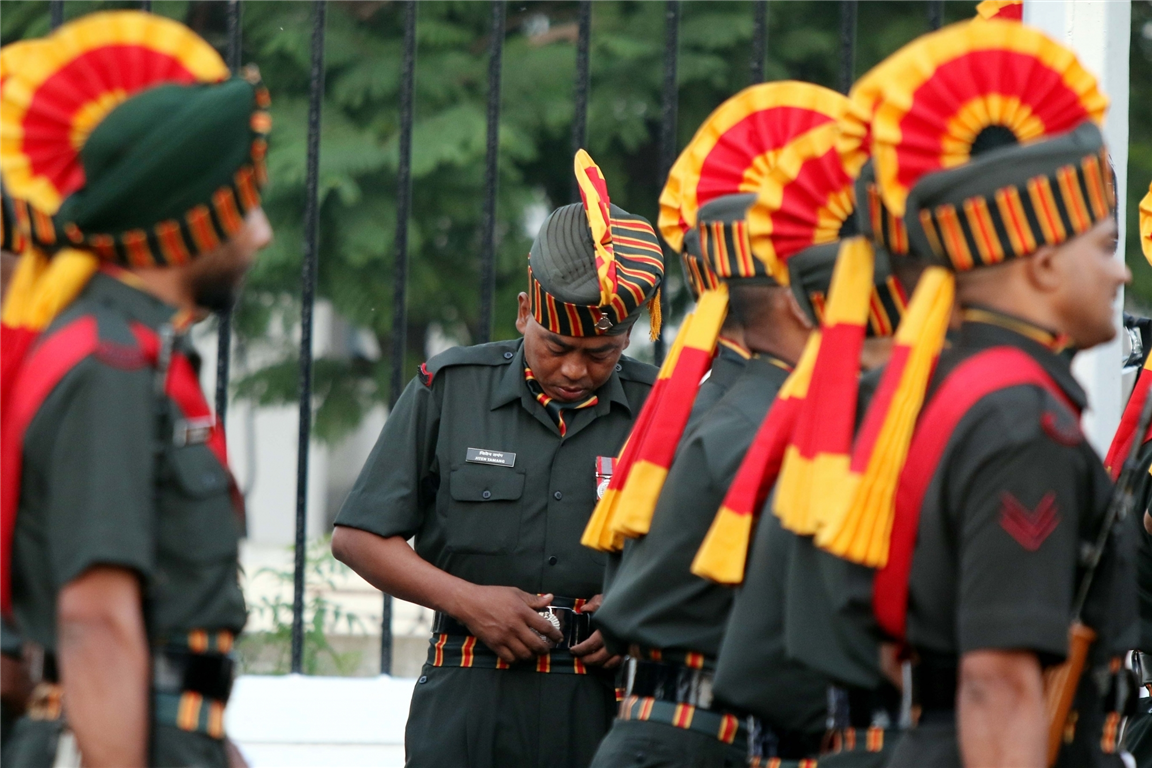 Republic Day परेडः रिहर्सल से पहले किसी ने कसी बेल्ट तो कोई टोपी ठीक ...