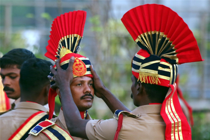 Republic Day परेडः रिहर्सल से पहले किसी ने कसी बेल्ट तो कोई टोपी ठीक ...