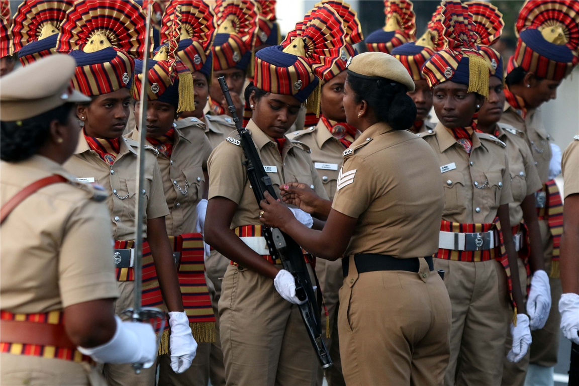 Republic Day परेडः रिहर्सल से पहले किसी ने कसी बेल्ट तो कोई टोपी ठीक ...