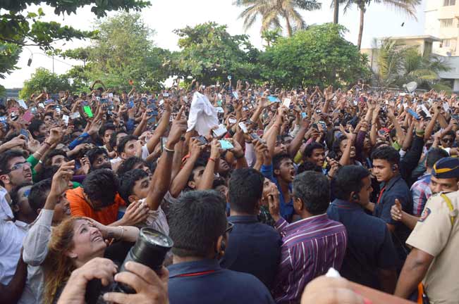 Shah Rukh Khan 49 birthday celebrations in pics - Latest News & Updates ...