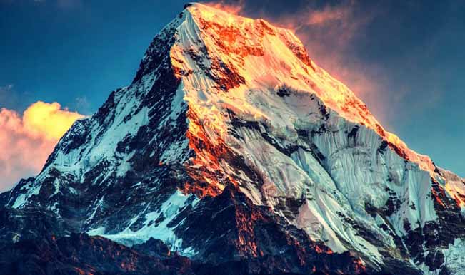 Scary! Cracks and holes develop in Mount Everest after devastating ...