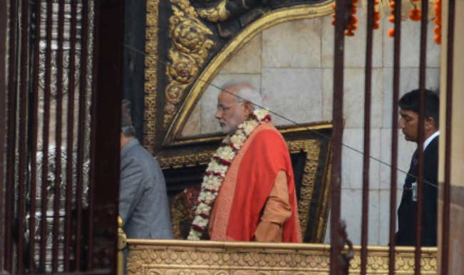 Narendra Modi offers special prayers at Pashupatinath Temple in Nepal ...