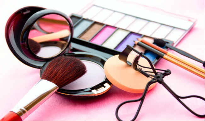 Excess make-up can lead to skin problems for youth | India.com