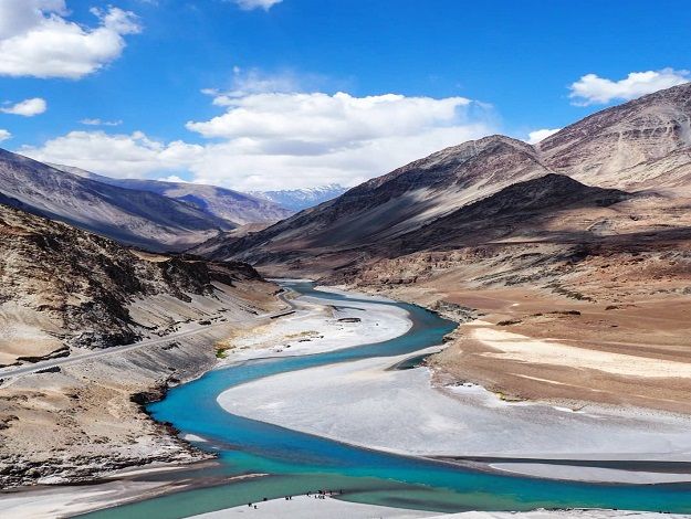 Confluence of the Indus and Zanskar Rivers in Leh | Confluence of the ...