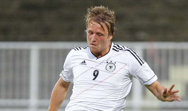 Video: Kaiserslautern’s Philipp Hofmann misses an open goal from 2 ...