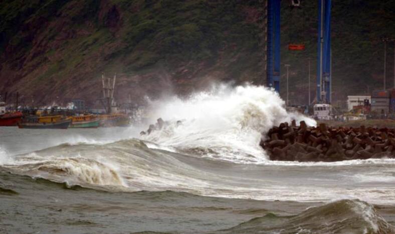 Hudhud Cyclone intensity to prevail for 6 hours after landfall: IMD ...
