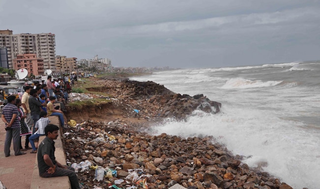 Cyclone HudHud: 400,000 people being evacuated as Andhra Pradesh braces ...