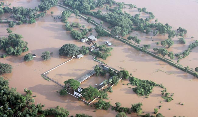Cyclone Hudhud: Three killed as cyclone hits Andhra Pradesh coast ...