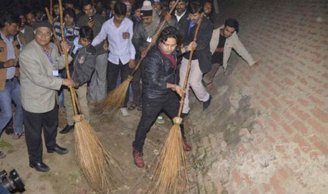 Kailash Kher wields broom, gets Narendra Modi’s praise | India.com
