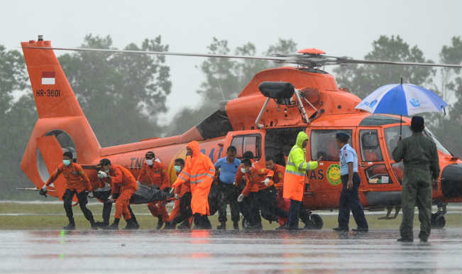 AirAsia flight QZ8501 crash: Divers will lift plane’s tail from Java ...