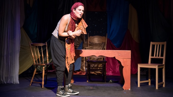 Nadia Manzoor's One-Woman Show 'Burq Off' Transcends Cultural Barriers ...