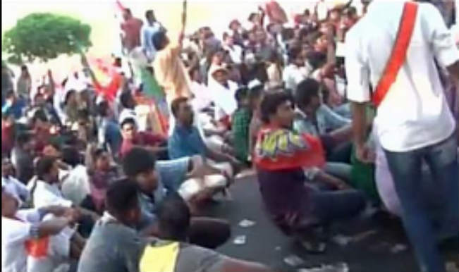 ‘Violent’ protest outside Kerala Assembly, several injured | India.com