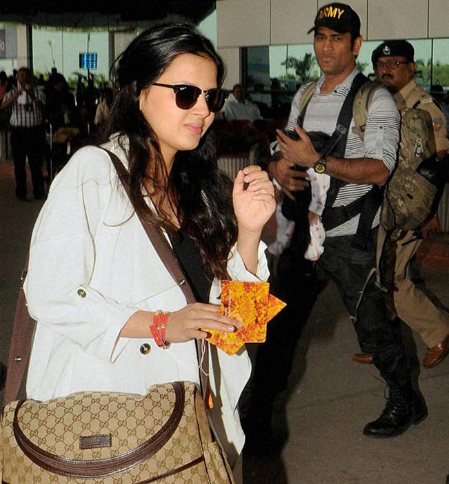 MS Dhoni Photographed with daughter Ziva: First pics of adorable baby ...