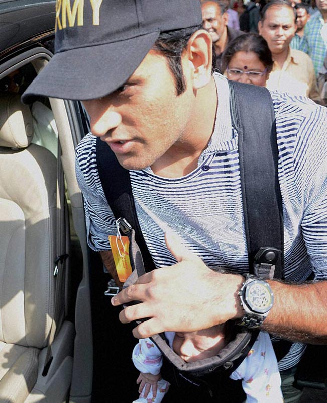 MS Dhoni Photographed with daughter Ziva: First pics of adorable baby ...