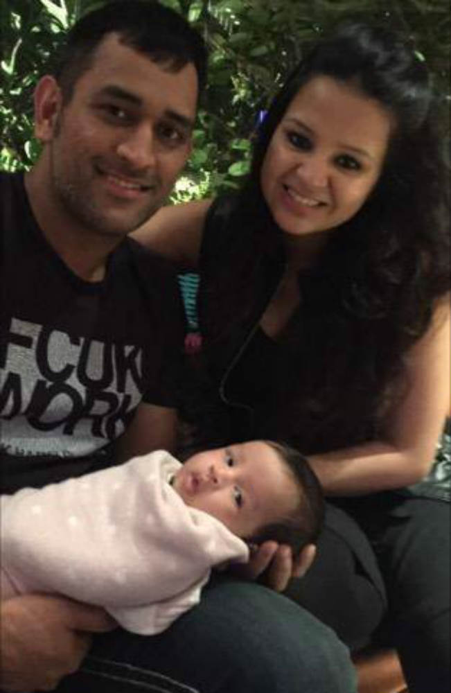 MS Dhoni poses with wife Sakshi and daughter Ziva: Cute pictures of CSK ...