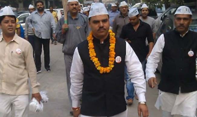 Jitendra Tomar resigns as Delhi Law Minister after being arrested for ...