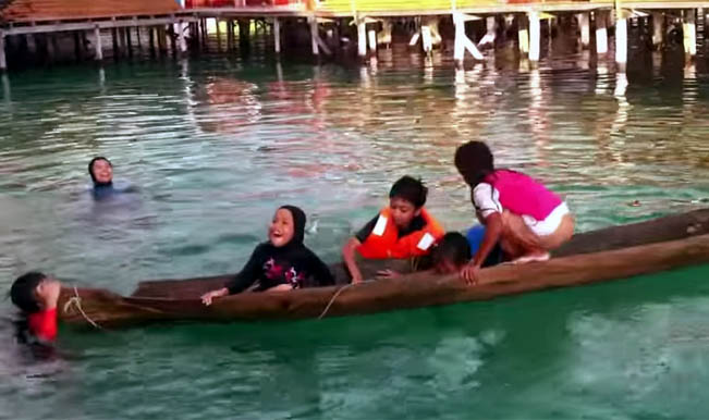 How to save a sinking boat: Watch wonder girl save a canoe fully ...