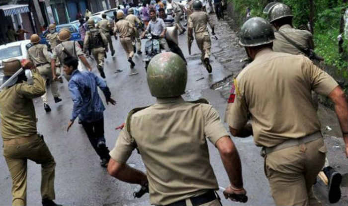 Curfew clamped in all 10 districts of Kashmir | India.com