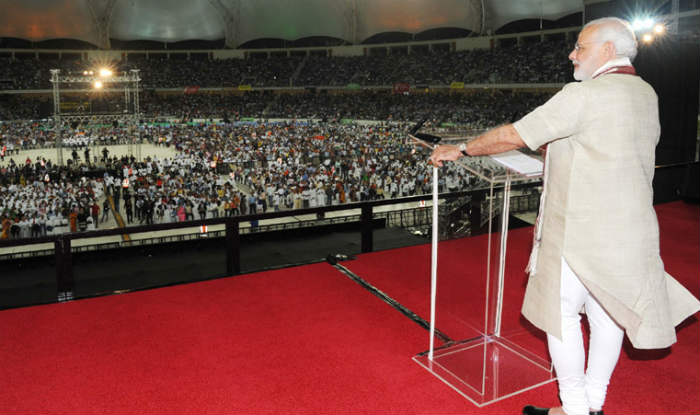 Narendra Modi addresses 50,000 Indians in Dubai; reminisces scenes of ...