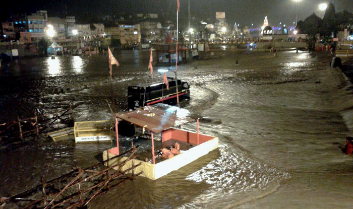 Godavari river in RamKund flooded after last Nashik Kumbh Shahi Snan; 10 stuck in Sangameshwar ...