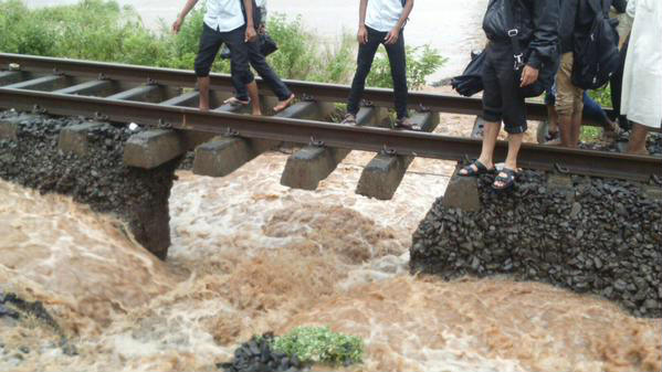 Heavy rains wash out tracks in Lonavala, clog Mumbai-Pune Expressway ...