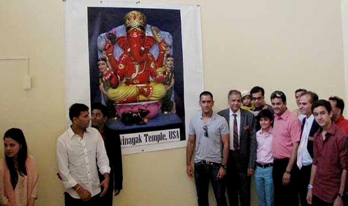 MS Dhoni & his wife Sakshi worship at Siddhivinayak Temple in New ...