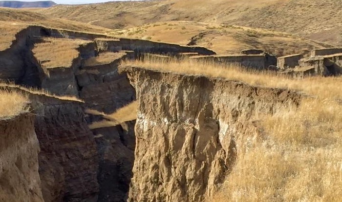 End of Days: Huge gash opens up in Earth in mountains in Wyoming, USA ...