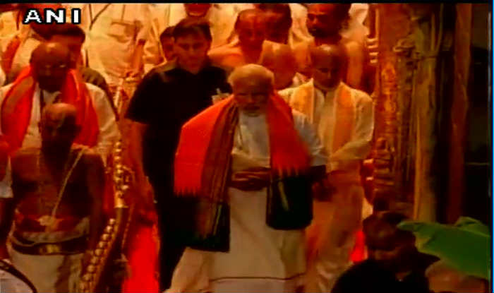 Narendra Modi offers prayers at Lord Venkateswara temple | India.com