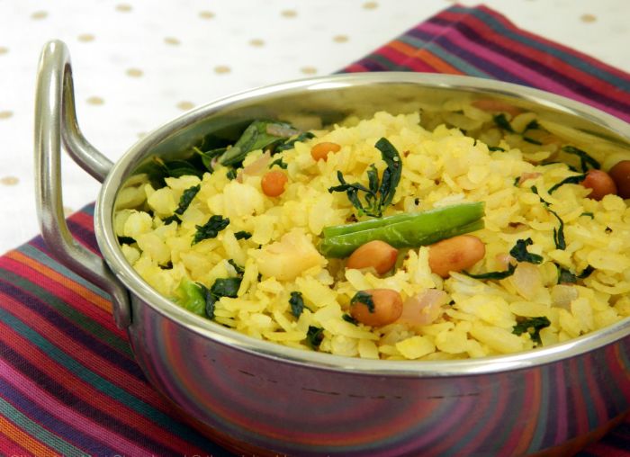 Roti Poha Recipe: बची हुई रोटियों से घर पर बनाएं बेहद स्वादिष्ट पोहा ...
