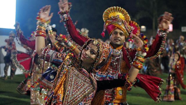 Surat hosts Garba class during Navratri | India.com