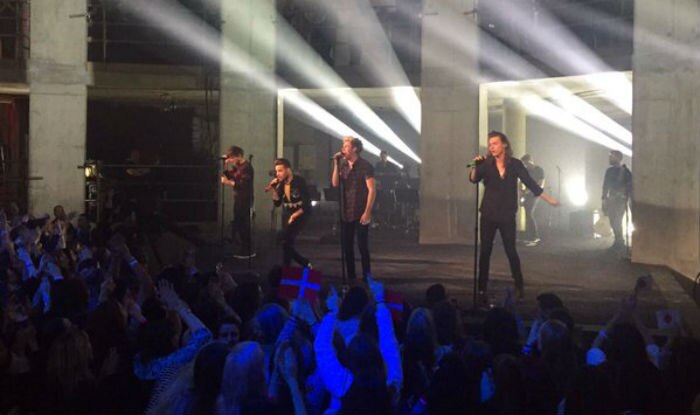 One Direction pays tribute to Paris attack victims at concert | India.com