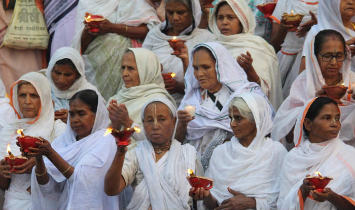 1,000 old-aged widows celebrate Diwali in Vrindavan | India.com