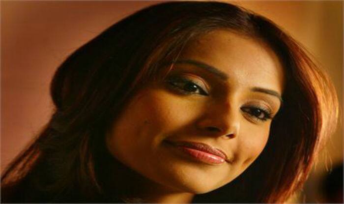 Bipasha Basu suffers face burns | India.com