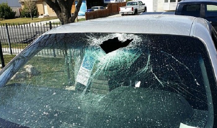 driver gets angry after ball hits windscreen of his car | जब ड्राईवर ...