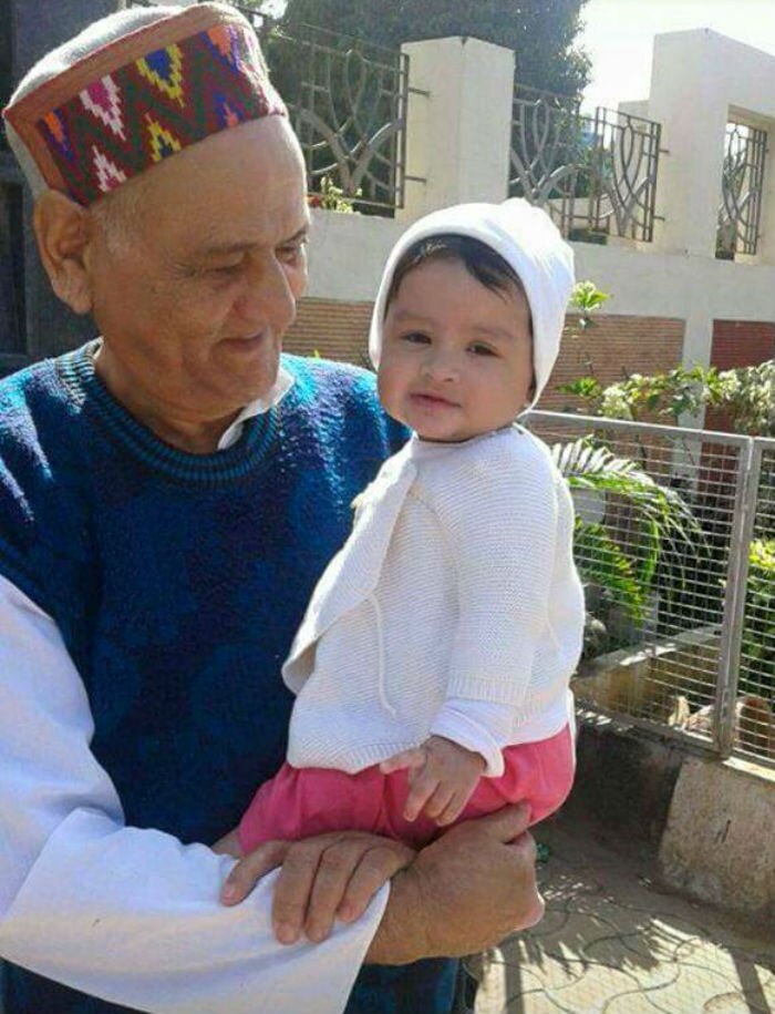 Oh so cute! MS Dhoni’s daughter Ziva enjoys winter with grandpa Paan ...