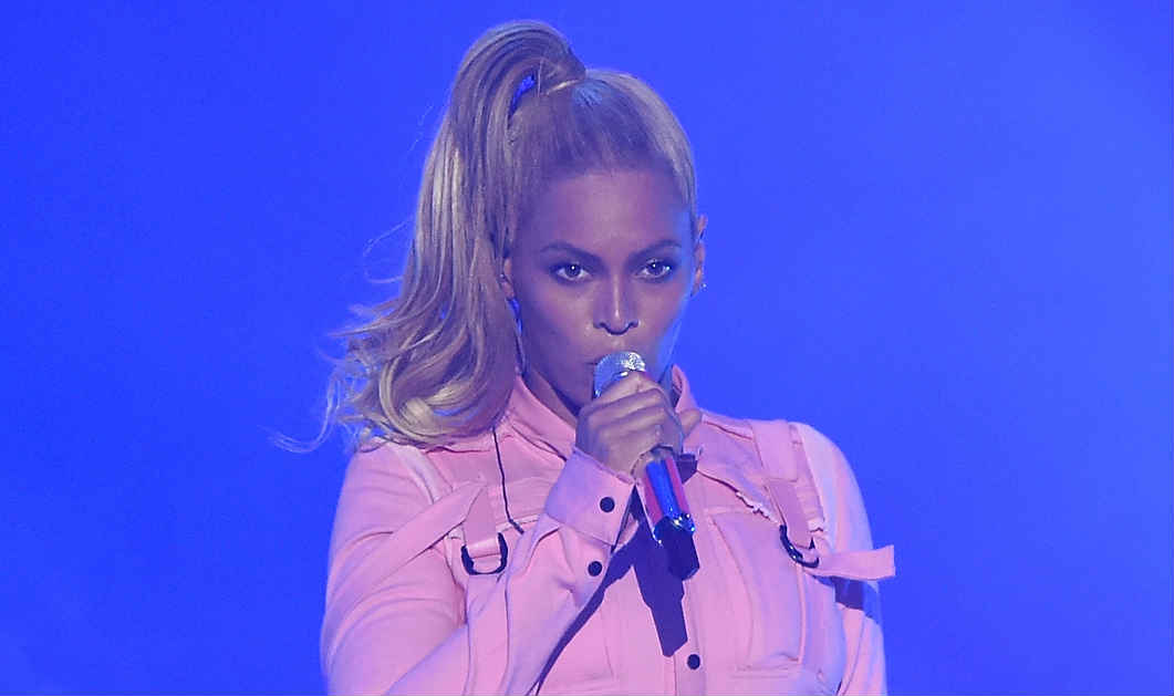 Beyonce transforms into Christmas tree for party | India.com