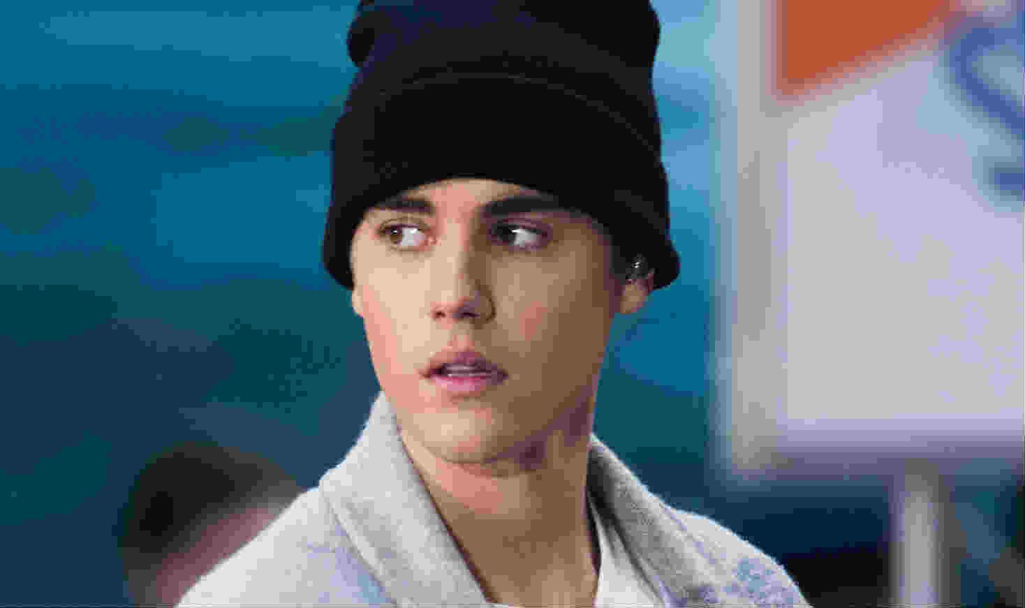 Justin Bieber pictured playing with lion cub | India.com